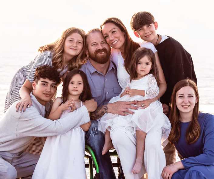Wheelchair-Using Dad Builds Special Bunk Beds for Daughters