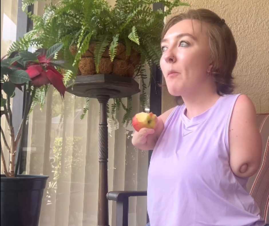 Born Without Arms: Woman Cooks Amazing Dishes With Her Feet