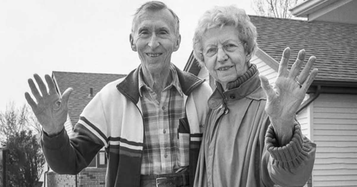 Woman Captures Photos of Parents Waving Goodbye for 27 Years