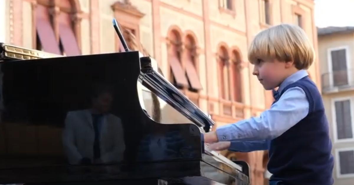 Young Mozart Prodigy Stuns Crowd with Piano Skills